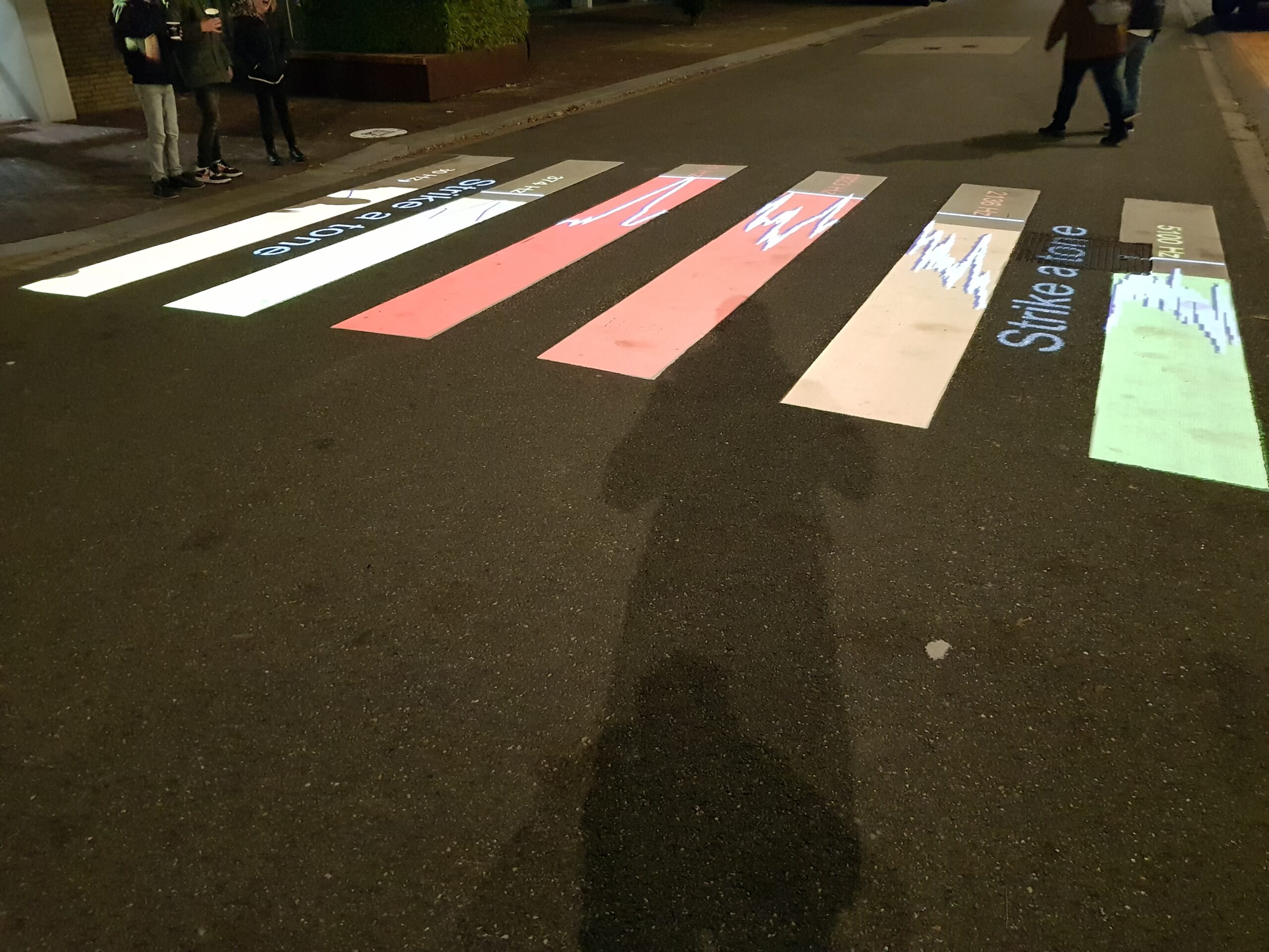 Oplichtend zebrapad maakt geluid zichtbaar - Innovation Origins