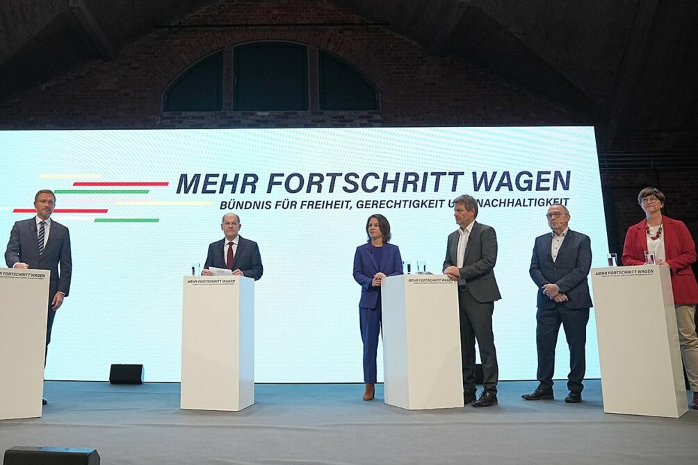 Philips Smart Fusion Poles for lighting and connectivity - Innovation ...